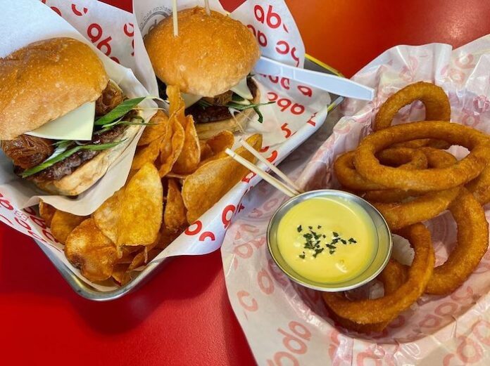 台南美式餐廳推薦｜爆漿手打漢堡排、Chill餐酒館9選 - GOMAJI夠麻吉